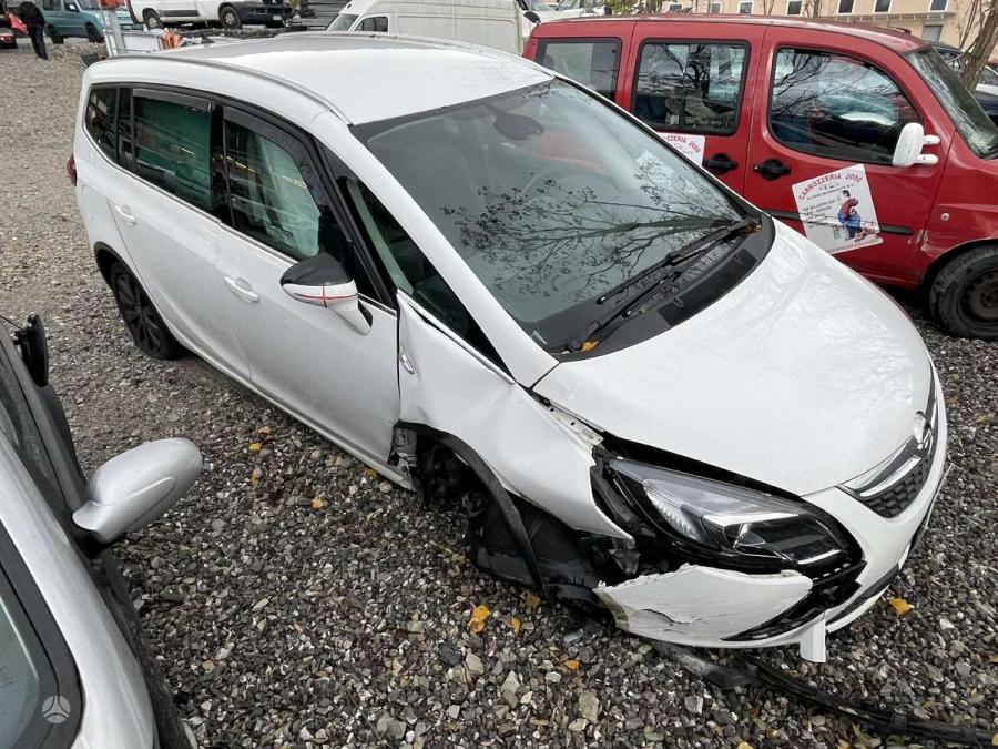 White Opel Zafira Tourer 2014 in Panevezys, with an engine capacity of 1.60 L and mileage of 160 thousand km for 2250 €, photo 2 on AUTOMOTO.COM.LV