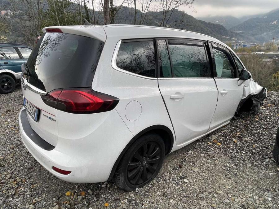 White Opel Zafira Tourer 2014 in Panevezys, with an engine capacity of 1.60 L and mileage of 160 thousand km for 2250 €, photo 4 on AUTOMOTO.COM.LV