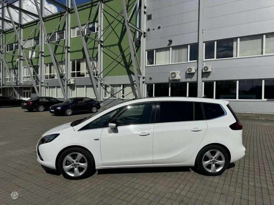 White Opel Zafira Tourer 2014 in Marijampole, with an engine capacity of 1.60 L and mileage of 250 thousand km for 6800 €, photo 1 on AUTOMOTO.COM.LV