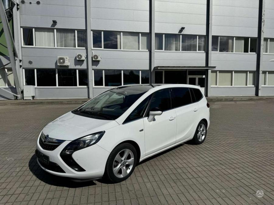 White Opel Zafira Tourer 2014 in Marijampole, with an engine capacity of 1.60 L and mileage of 250 thousand km for 6800 €, photo 4 on AUTOMOTO.COM.LV