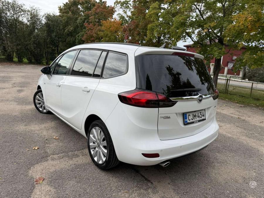 White Opel Zafira Tourer 2014 in Kaunas, with an engine capacity of 1.96 L and mileage of 287 thousand km for 5350 €, photo 4 on AUTOMOTO.COM.LV