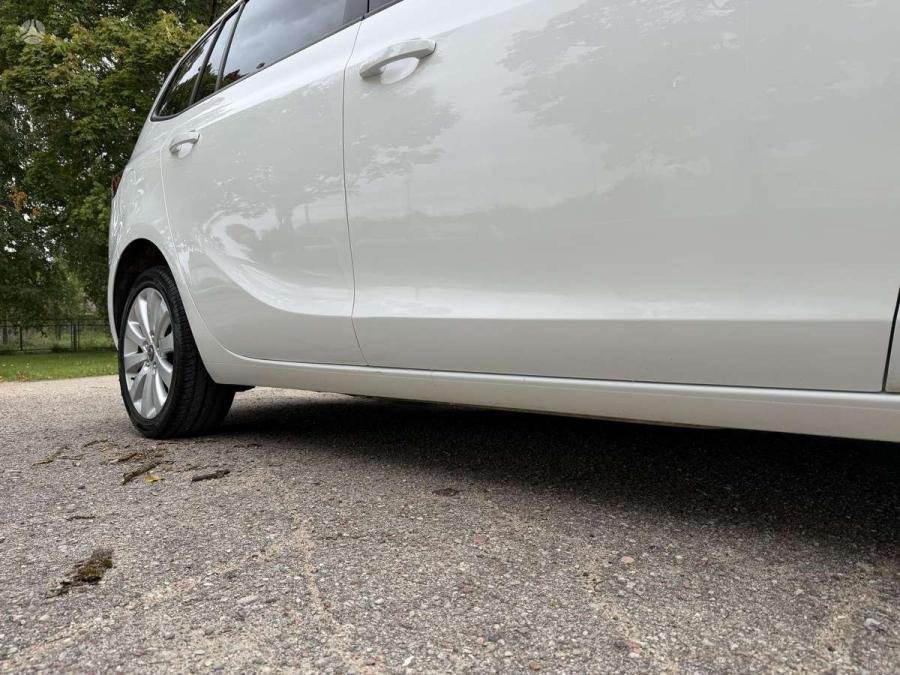 White Opel Zafira Tourer 2014 in Kaunas, with an engine capacity of 1.96 L and mileage of 287 thousand km for 5350 €, photo 10 on AUTOMOTO.COM.LV
