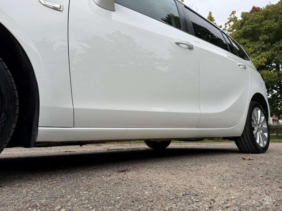 White Opel Zafira Tourer 2014 in Kaunas, with an engine capacity of 1.96 L and mileage of 287 thousand km for 5350 €, photo 11 on AUTOMOTO.COM.LV