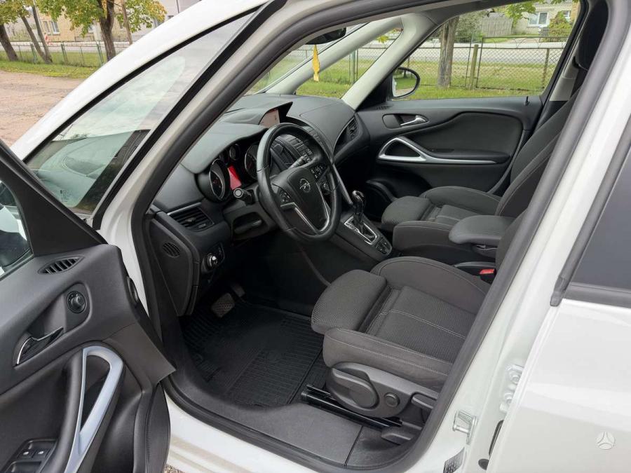 White Opel Zafira Tourer 2014 in Kaunas, with an engine capacity of 1.96 L and mileage of 287 thousand km for 5350 €, photo 13 on AUTOMOTO.COM.LV