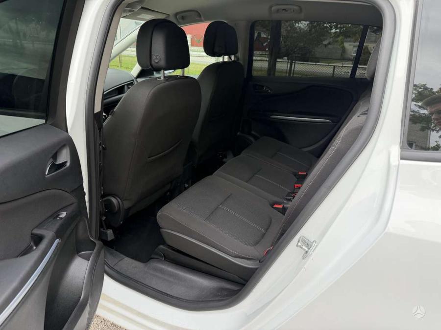 White Opel Zafira Tourer 2014 in Kaunas, with an engine capacity of 1.96 L and mileage of 287 thousand km for 5350 €, photo 17 on AUTOMOTO.COM.LV