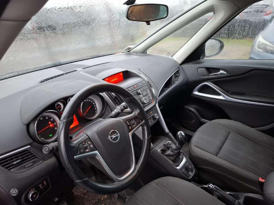 Balts Opel Zafira Tourer 2015 Kauņa, ar dzinēja tilpumu 1.60 L un nobraukumu 190 tūkst. km par 4900 €, foto 12 vietnē AUTOMOTO.COM.LV
