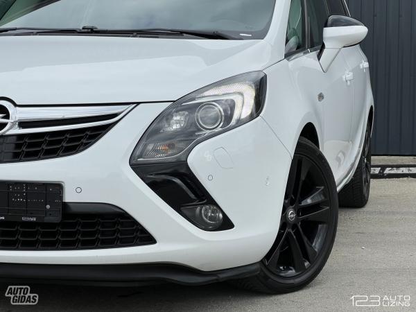 White Opel Zafira Tourer 2015 in Taurage, with an engine capacity of 2.00 L and mileage of 261 thousand km for 5700 €, photo 3 on AUTOMOTO.COM.LV