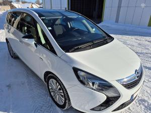White Opel Zafira Tourer 2016 in Raseiniai, with an engine capacity of 1.60 L and mileage of 230 thousand km for 5699 €, photo  on AUTOMOTO.COM.LV