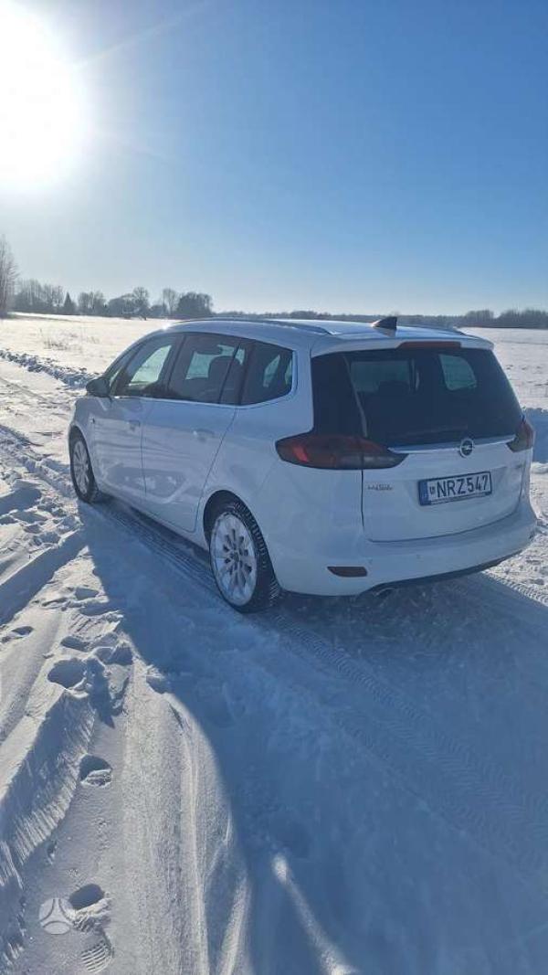 White Opel Zafira Tourer 2016 in Telschi, with an engine capacity of 1.96 L and mileage of 235 thousand km for 6250 €, photo 5 on AUTOMOTO.COM.LV