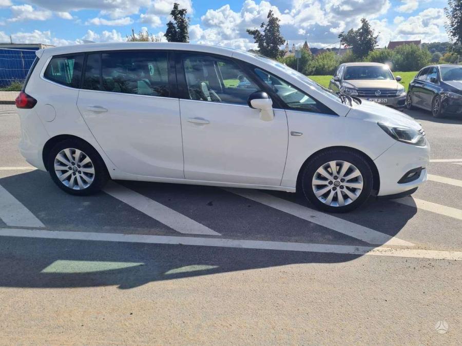 Белый Опель Zafira Tourer 2016 в Каунас, объемом двигателя 1.96 л и пробегом 438 тыс. км за 6100 €, фото 1 на AUTOMOTO.COM.LV