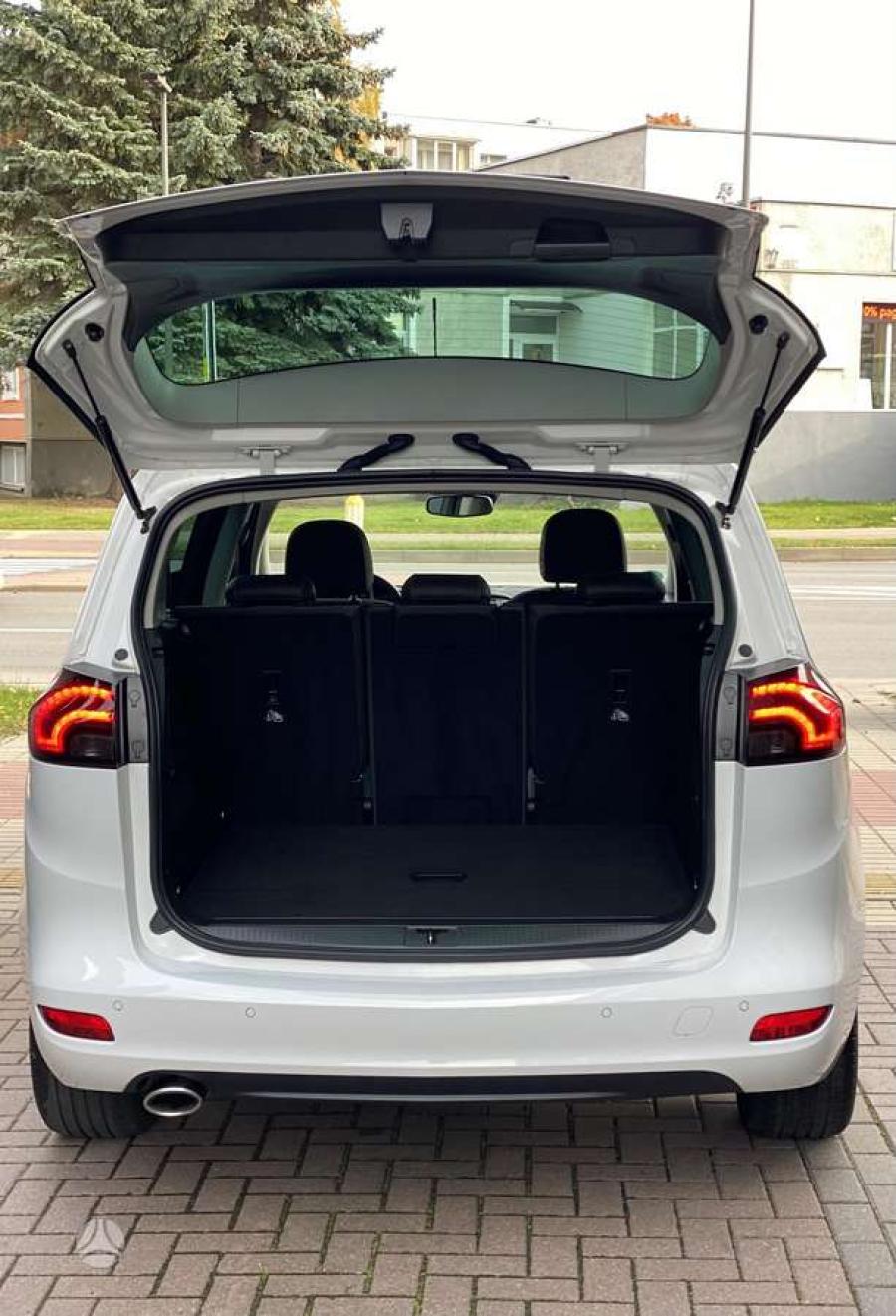 White Opel Zafira Tourer 2017 in Marijampole, with an engine capacity of 1.96 L and mileage of 287 thousand km for 7650 €, photo 16 on AUTOMOTO.COM.LV