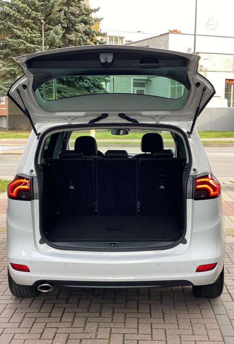 White Opel Zafira Tourer 2017 in Marijampole, with an engine capacity of 1.96 L and mileage of 287 thousand km for 7550 €, photo 16 on AUTOMOTO.COM.LV