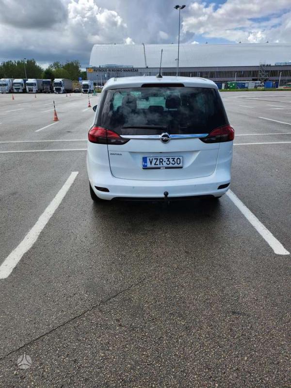 White Opel Zafira Tourer 2018 in Siauliai, with an engine capacity of 1.60 L and mileage of 217 thousand km for 7630 €, photo 3 on AUTOMOTO.COM.LV