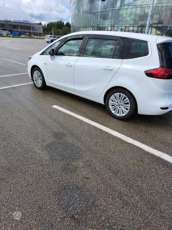White Opel Zafira Tourer 2018 in Siauliai, with an engine capacity of 1.60 L and mileage of 217 thousand km for 7630 €, photo 4 on AUTOMOTO.COM.LV