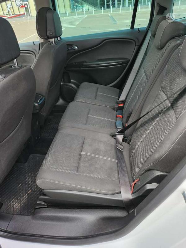 White Opel Zafira Tourer 2018 in Siauliai, with an engine capacity of 1.60 L and mileage of 217 thousand km for 7630 €, photo 6 on AUTOMOTO.COM.LV