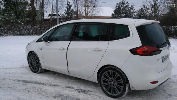 White Opel Zafira Tourer 2016 in Taurage, with an engine capacity of 1.60 L and mileage of 172 thousand km for 5700 €, photo 8 on AUTOMOTO.COM.LV