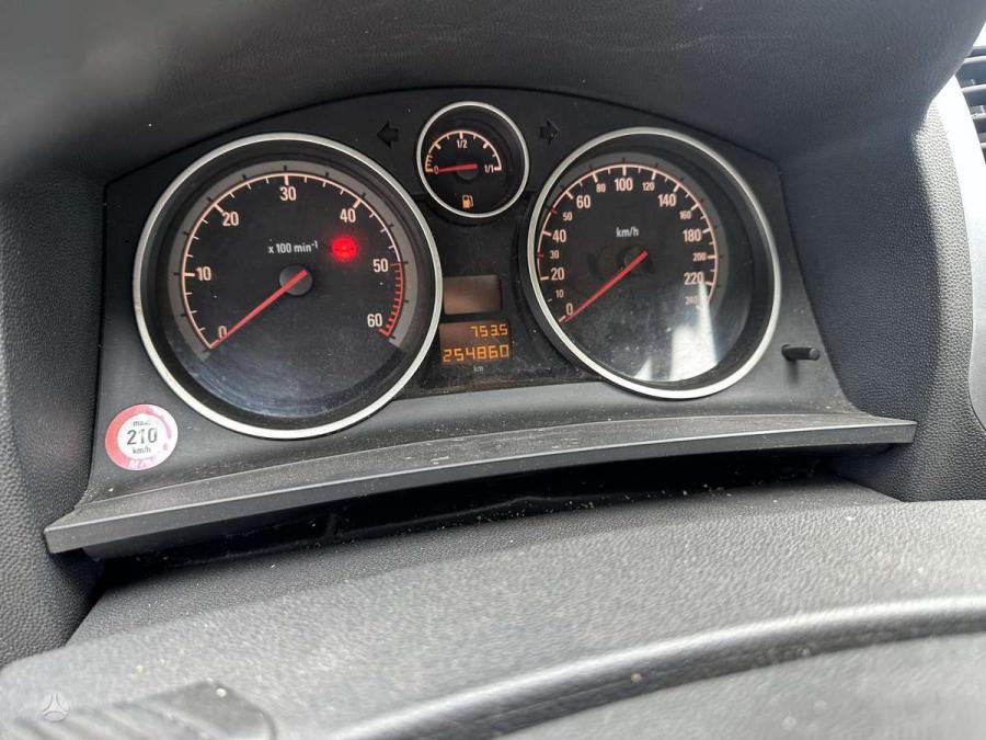 Violet Opel Zafira 2009 in Vilnius, with an engine capacity of 1.91 L and mileage of 255 thousand km for 1000 €, photo 9 on AUTOMOTO.COM.LV