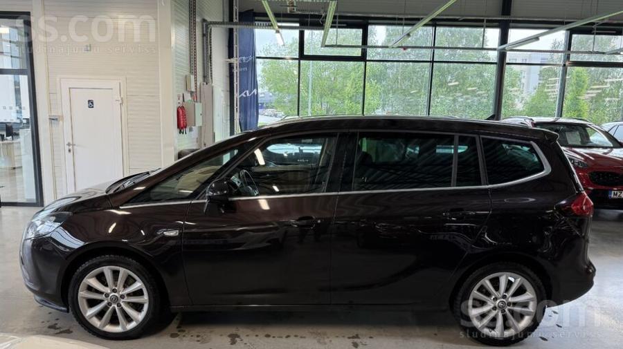 Violet Opel Zafira 2016 in Riga, with an engine capacity of 2.00 L and mileage of 174 thousand km for 1900 €, photo 2 on AUTOMOTO.COM.LV