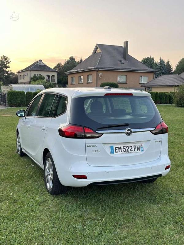 White Opel Zafira 2017 in Taurage, with an engine capacity of 1.36 L and mileage of 165 thousand km for 5250 €, photo 6 on AUTOMOTO.COM.LV