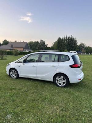 White Opel Zafira 2017 in Taurage, with an engine capacity of 1.36 L and mileage of 165 thousand km for 5250 €, photo 8 on AUTOMOTO.COM.LV
