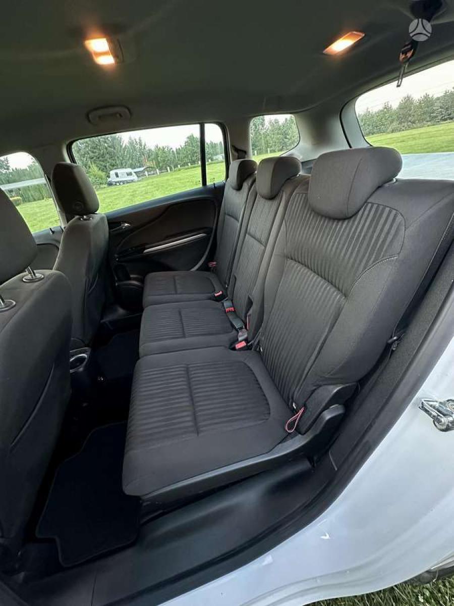 White Opel Zafira 2017 in Taurage, with an engine capacity of 1.36 L and mileage of 165 thousand km for 5250 €, photo 13 on AUTOMOTO.COM.LV