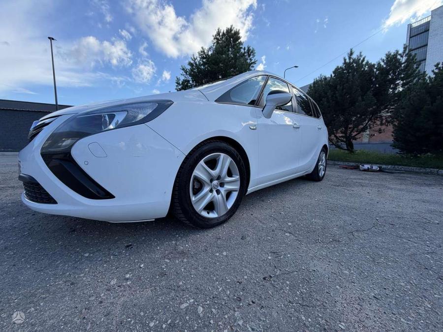 White Opel Zafira 2013 in Kaunas, with an engine capacity of 1.96 L and mileage of 345 thousand km for 2500 €, photo 5 on AUTOMOTO.COM.LV