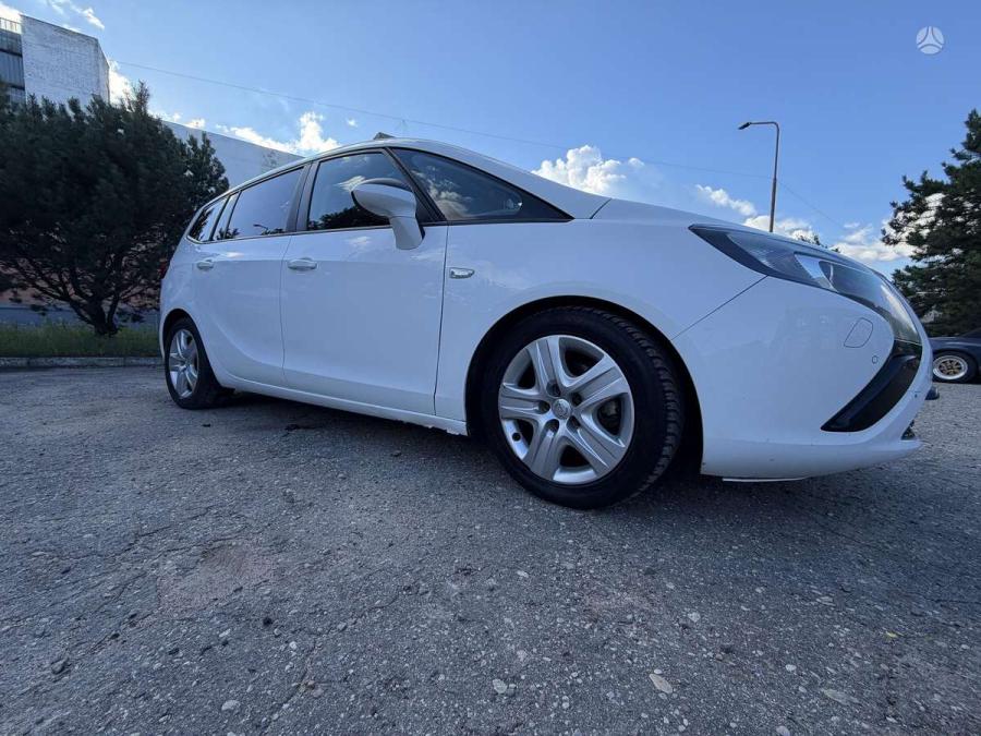 White Opel Zafira 2013 in Kaunas, with an engine capacity of 1.96 L and mileage of 345 thousand km for 2500 €, photo 6 on AUTOMOTO.COM.LV