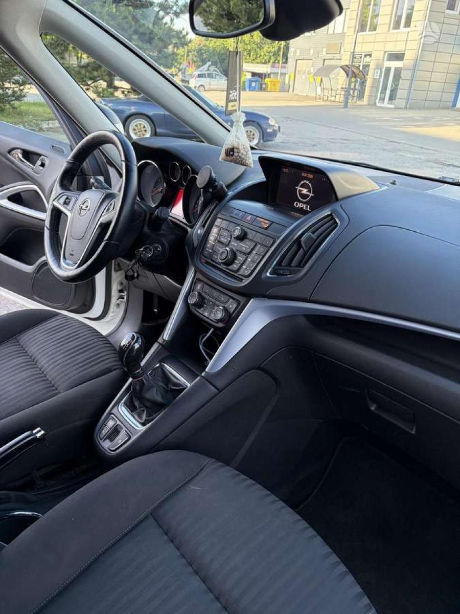 White Opel Zafira 2013 in Kaunas, with an engine capacity of 1.96 L and mileage of 345 thousand km for 2500 €, photo 8 on AUTOMOTO.COM.LV