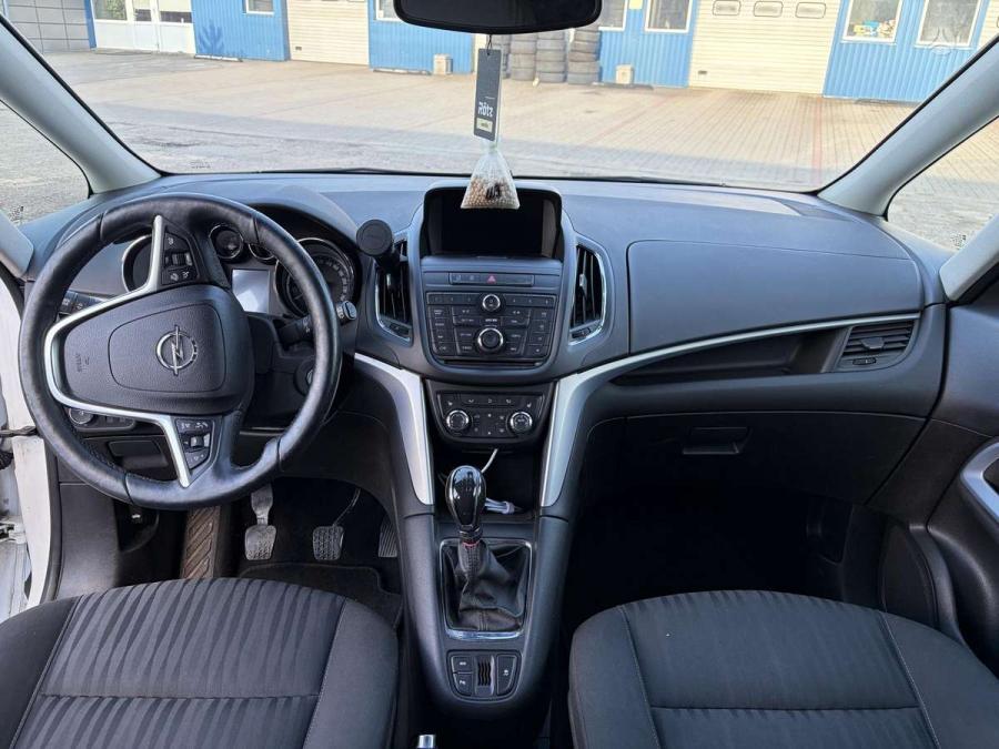 White Opel Zafira 2013 in Kaunas, with an engine capacity of 1.96 L and mileage of 345 thousand km for 2500 €, photo 9 on AUTOMOTO.COM.LV