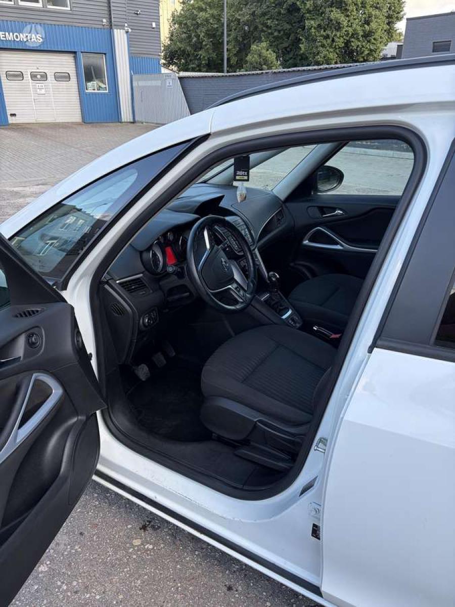 White Opel Zafira 2013 in Kaunas, with an engine capacity of 1.96 L and mileage of 345 thousand km for 2500 €, photo 13 on AUTOMOTO.COM.LV