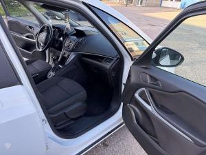 White Opel Zafira 2013 in Kaunas, with an engine capacity of 1.96 L and mileage of 345 thousand km for 2500 €, photo 14 on AUTOMOTO.COM.LV