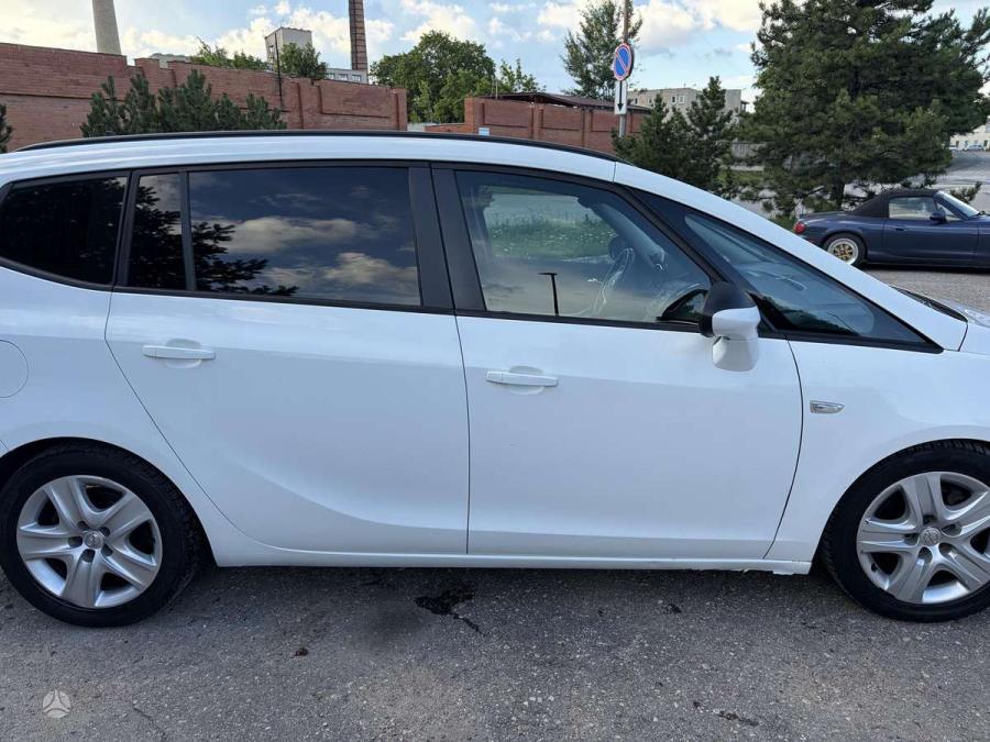 White Opel Zafira 2013 in Kaunas, with an engine capacity of 1.96 L and mileage of 345 thousand km for 2500 €, photo 15 on AUTOMOTO.COM.LV