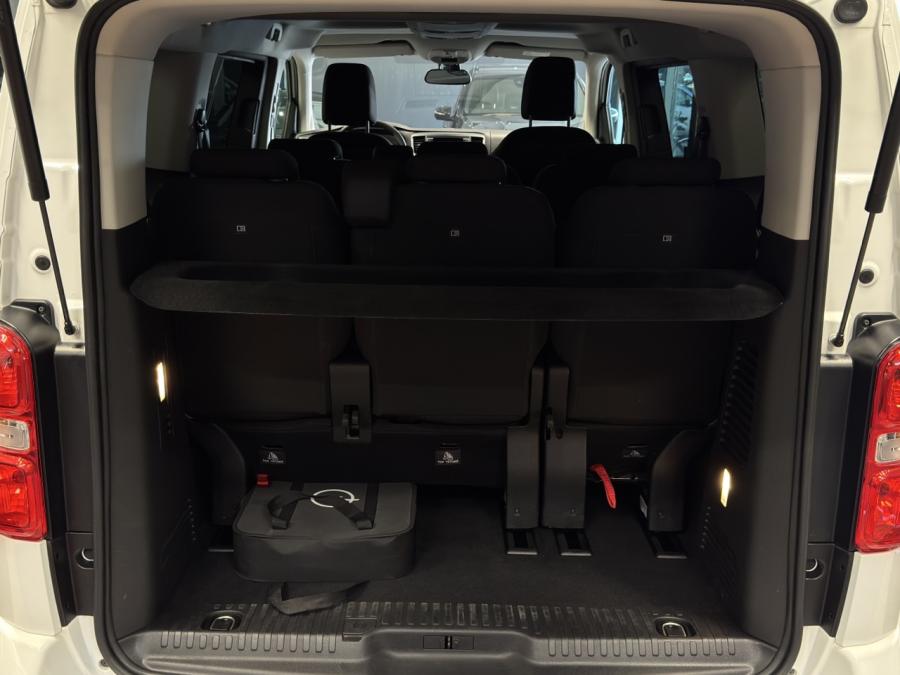 White Opel Zafira 2021 in Riga, with an engine capacity of 0.00 L and mileage of 67 thousand km for 26990 €, photo 7 on AUTOMOTO.COM.LV