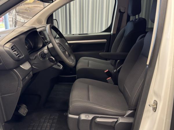 White Opel Zafira 2021 in Riga, with an engine capacity of 0.00 L and mileage of 67 thousand km for 26990 €, photo 8 on AUTOMOTO.COM.LV
