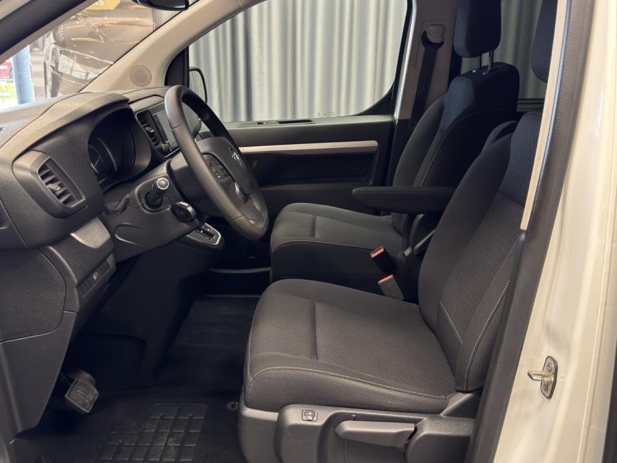 White Opel Zafira 2021 in Riga, with an engine capacity of 0.00 L and mileage of 67 thousand km for 26990 €, photo 9 on AUTOMOTO.COM.LV