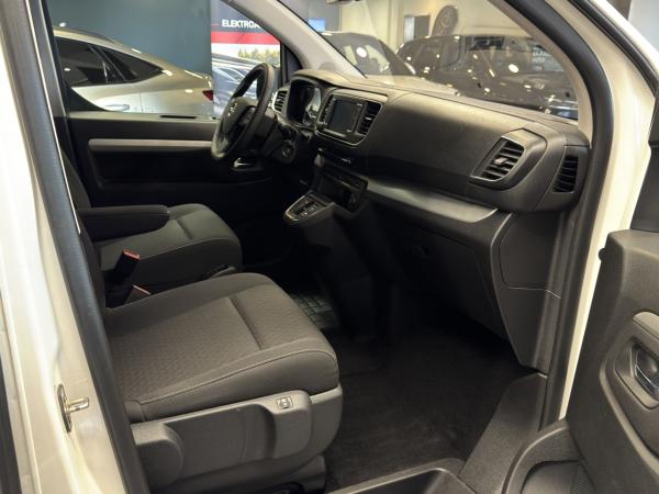 White Opel Zafira 2021 in Riga, with an engine capacity of 0.00 L and mileage of 67 thousand km for 26990 €, photo 10 on AUTOMOTO.COM.LV