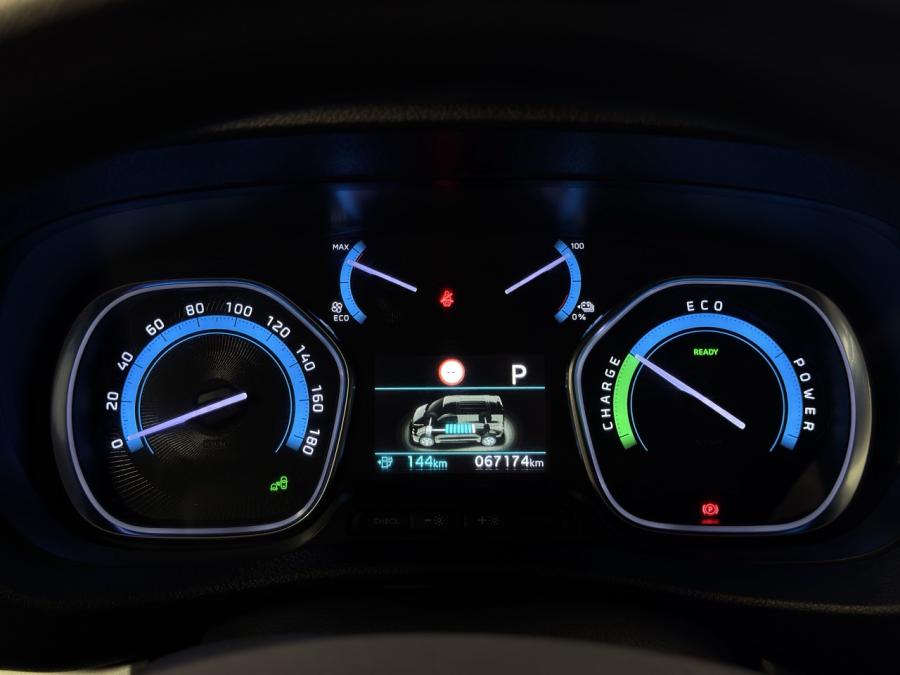 White Opel Zafira 2021 in Riga, with an engine capacity of 0.00 L and mileage of 67 thousand km for 26990 €, photo 15 on AUTOMOTO.COM.LV