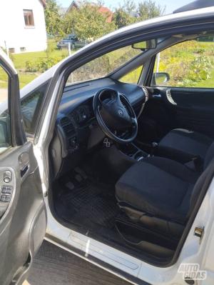 White Opel Zafira 2000 in Marijampole, with an engine capacity of 2.00 L and mileage of 320 thousand km for 699 €, photo 9 on AUTOMOTO.COM.LV