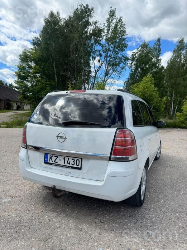 Balts Opel Zafira 2005 Jēkabpils, ar dzinēja tilpumu 1.90 L un nobraukumu 300 tūkst. km par 1300 €, foto 3 vietnē AUTOMOTO.COM.LV