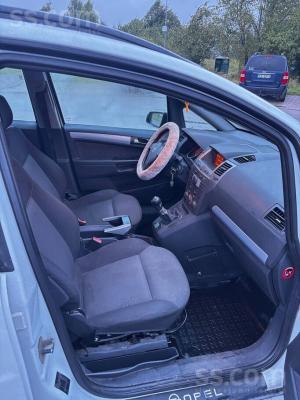 White Opel Zafira 2007 in Riga, with an engine capacity of 1.90 L and mileage of 301 thousand km for 500 €, photo 8 on AUTOMOTO.COM.LV