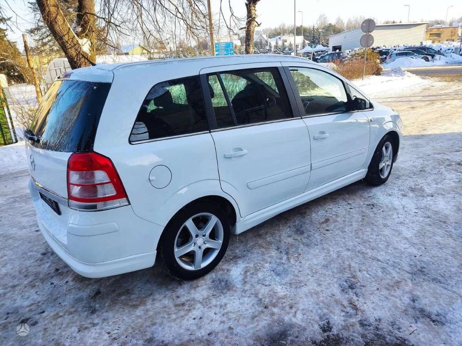 White Opel Zafira 2009 in Utena, with an engine capacity of 1.80 L and mileage of 245 thousand km for 2700 €, photo 4 on AUTOMOTO.COM.LV