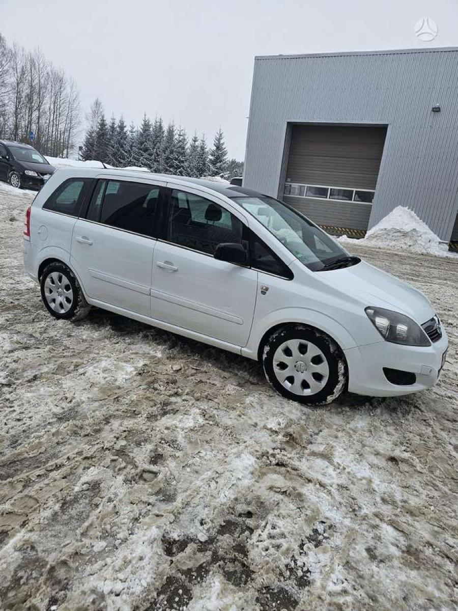 White Opel Zafira 2010 in Rokiskis, with an engine capacity of 1.69 L and mileage of 317 thousand km for 2350 €, photo 3 on AUTOMOTO.COM.LV