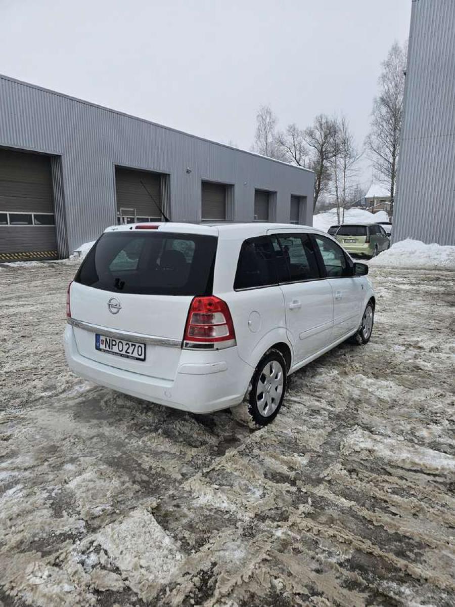 White Opel Zafira 2010 in Rokiskis, with an engine capacity of 1.69 L and mileage of 317 thousand km for 2350 €, photo 4 on AUTOMOTO.COM.LV
