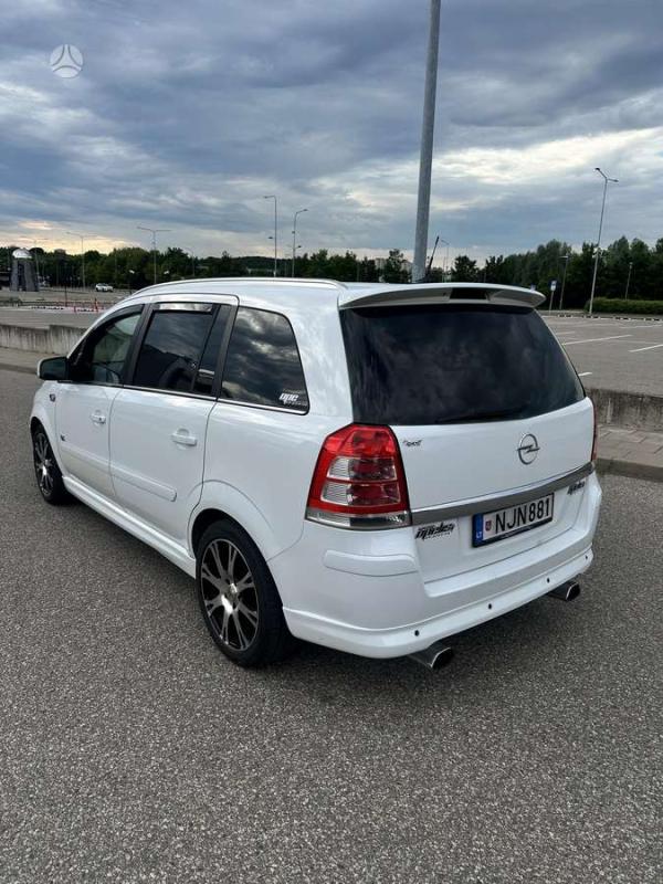 White Opel Zafira 2010 in Vilnius, with an engine capacity of 1.90 L and mileage of 280 thousand km for 3750 €, photo 3 on AUTOMOTO.COM.LV