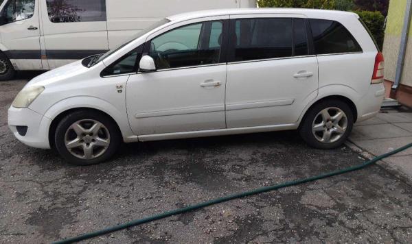 White Opel Zafira 2010 in Kalvarija, with an engine capacity of 1.69 L and mileage of 430 thousand km for 1300 €, photo 2 on AUTOMOTO.COM.LV
