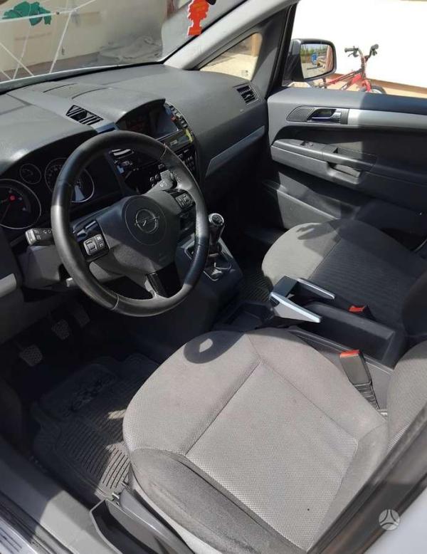 White Opel Zafira 2010 in Kalvarija, with an engine capacity of 1.69 L and mileage of 430 thousand km for 1300 €, photo 10 on AUTOMOTO.COM.LV
