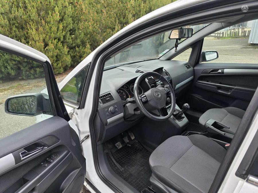 Balts Opel Zafira 2011 Radviliškis, ar dzinēja tilpumu 1.69 L un nobraukumu 255 tūkst. km par 2950 €, foto 8 vietnē AUTOMOTO.COM.LV