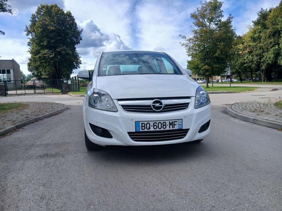 White Opel Zafira 2011 in Taurage, with an engine capacity of 1.69 L and mileage of 259 thousand km for 2400 €, photo 4 on AUTOMOTO.COM.LV