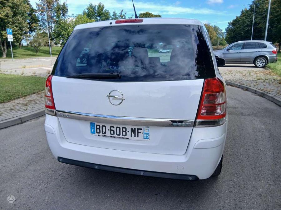 White Opel Zafira 2011 in Taurage, with an engine capacity of 1.69 L and mileage of 259 thousand km for 2400 €, photo 7 on AUTOMOTO.COM.LV