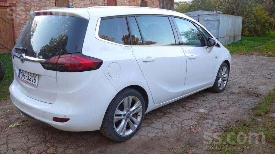 White Opel Zafira 2012 in Jekabpils, with an engine capacity of 2.00 L and mileage of 259 thousand km for 5500 €, photo 4 on AUTOMOTO.COM.LV